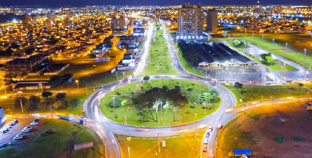 A iluminação em LED deixou mais bonita as avenidas da cidade de ...